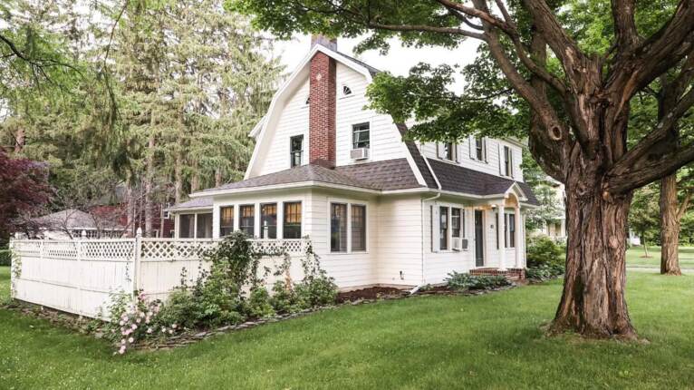 Cozy Chic Remodeled 1910 Farmhouse - Luxury Home Exchange in Hudson ...