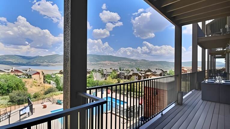 Designer Condo Retreat with Spectacular Views - Luxury Home Exchange in ...