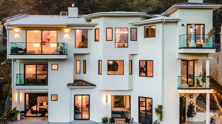 Custom Hillside Oasis with Stunning Views - Luxury Home Exchange in ...