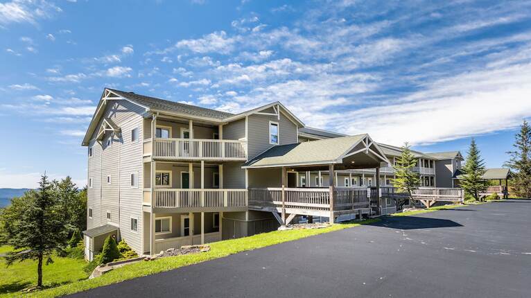 Summit Escape – 3-Bedroom Condo Close to Ski Village and Slopes ...