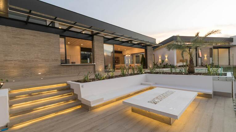 Exquisite Modern Villa with Panoramic Lake Views - Luxury Home Exchange ...