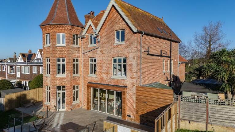 Turreted Luxury by the Sea in Isle of Wight - Luxury Home Exchange in ...