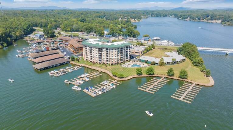 Relaxed Living with Sweeping Lake Views - Luxury Home Exchange in ...